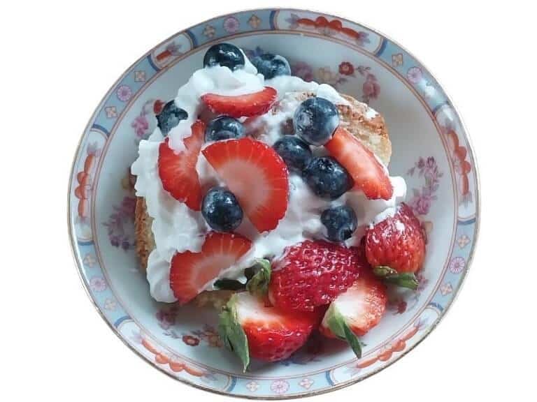 Healthy Berries & Ranch Cake Delight: delicious & festive!